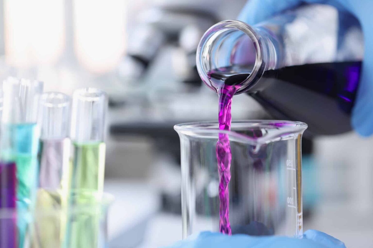 Descubre las características de los líquidos en la química